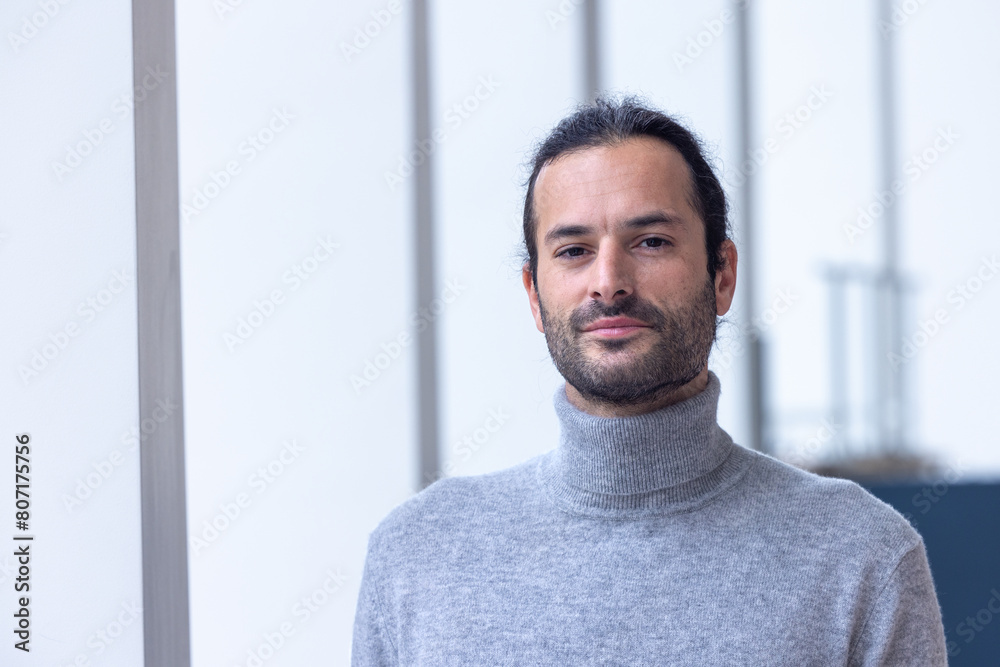 portrait d'un beau jeune homme de 35 ans souriant et pensif. C'est un ...