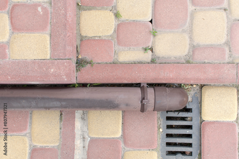 Drain pipe and drainage system with a grate built into the paving slabs ...