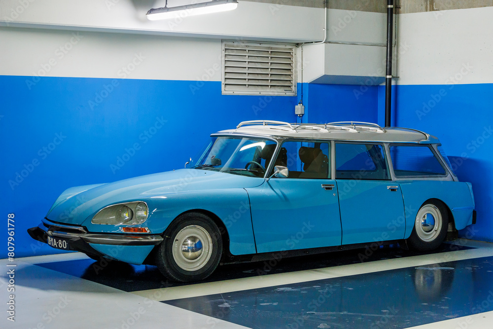 Foto de Blue vintage Citroen DS estate Amsterdam with roof rails in an ...