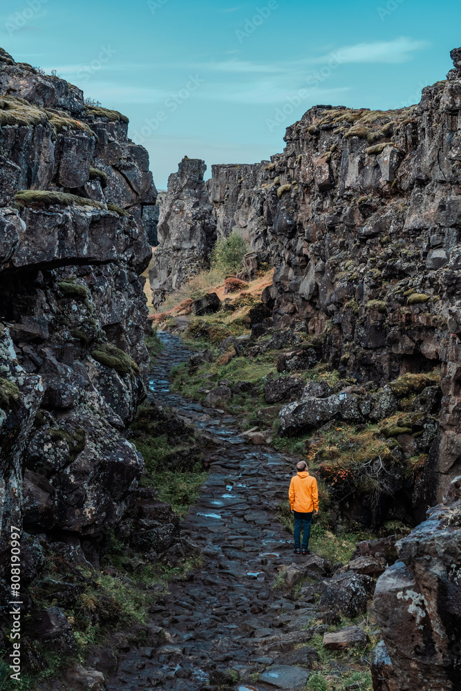Foto de Almannagja fault, long rocky gorge in Iceland. Golden Circle ...