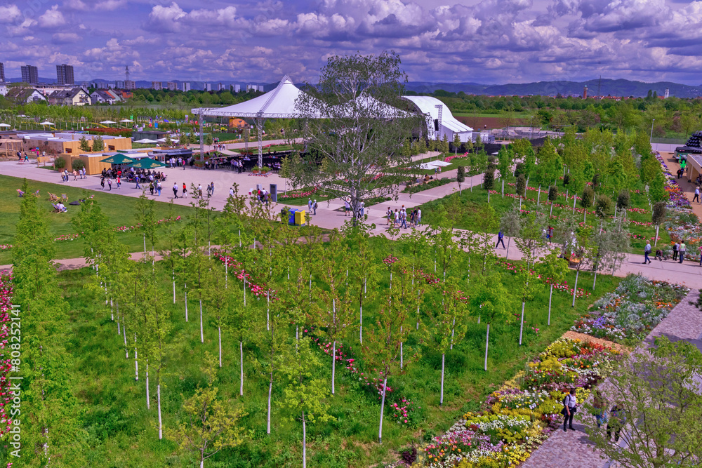 Blick vom Aussichtsturm im Spinelli-Park auf das Spinelli BUGA-Gelaende, Bundesgartenschau 2023 ...