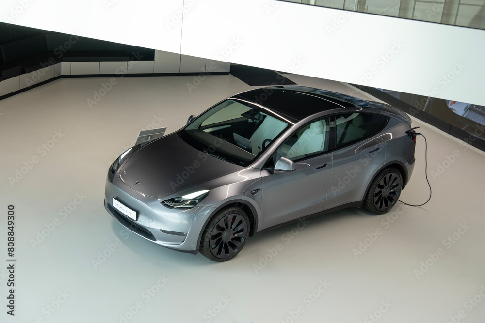 quicksilver electric TESLA Model Y car performance in Gigafactory ...