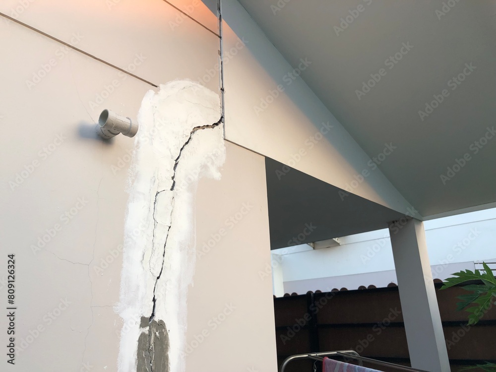 Cracked building concrete wall at the outside reveals clear fissures ...