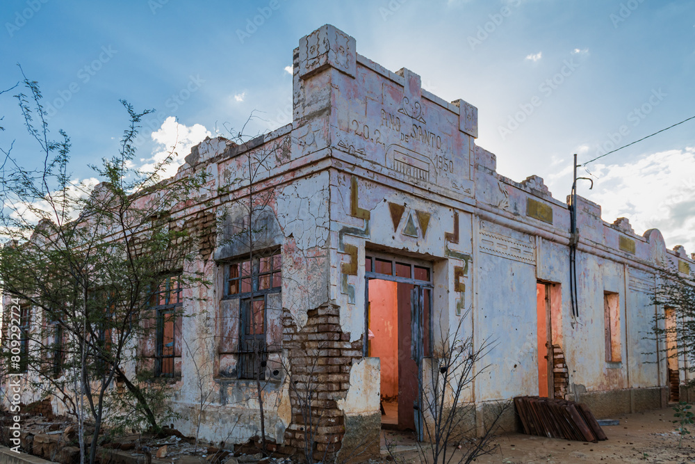 Foto de Sunset with abandoned house of traditional architecture in ...