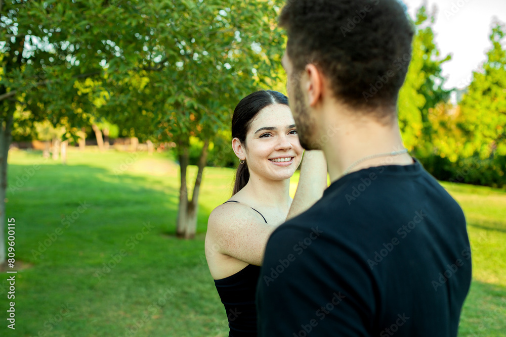 Pareja haciendo deporte. Choque de manos. Deportistas en el parque ...