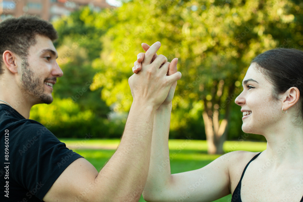 Pareja haciendo deporte. Choque de manos. Deportistas en el parque ...