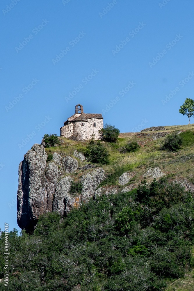 Foto de La chapelle Saint Madeleine en haut de son piton rocheux ...