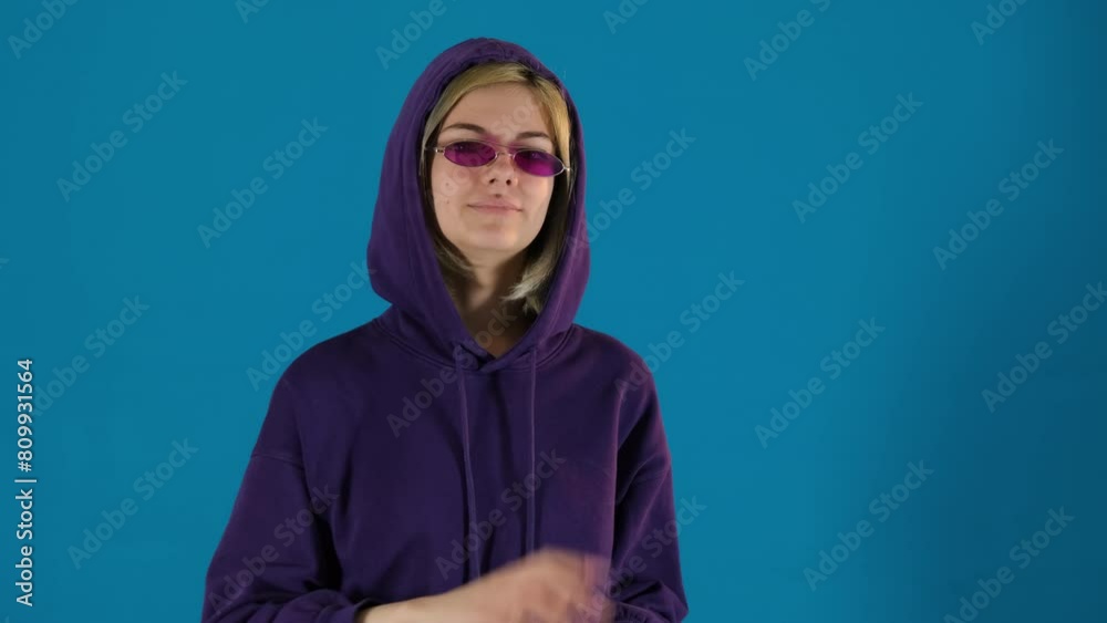 Vidéo Stock Girl with bewildered look on face pointing finger on blue ...