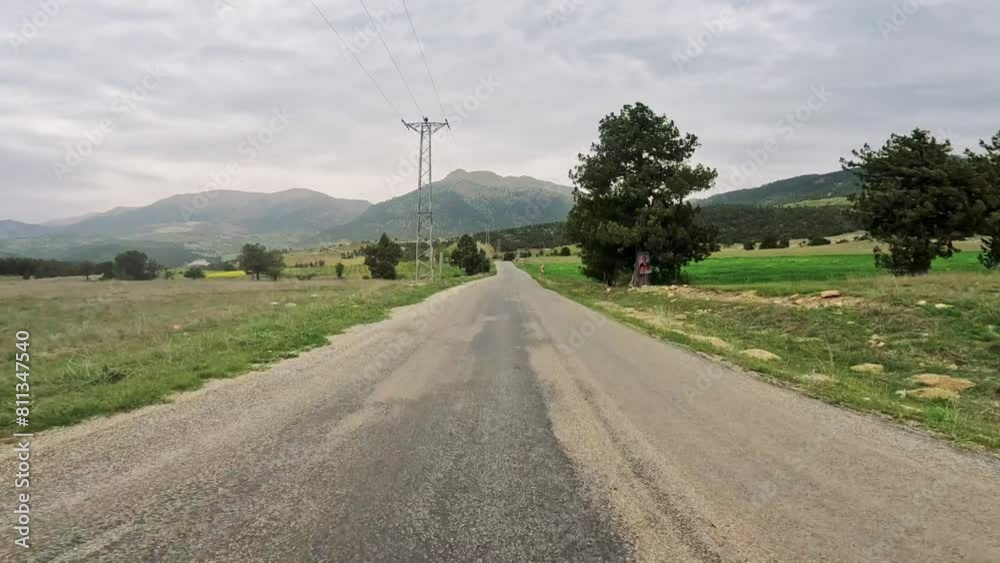 Vidéo Stock First-person view along highland road through mountain pass ...
