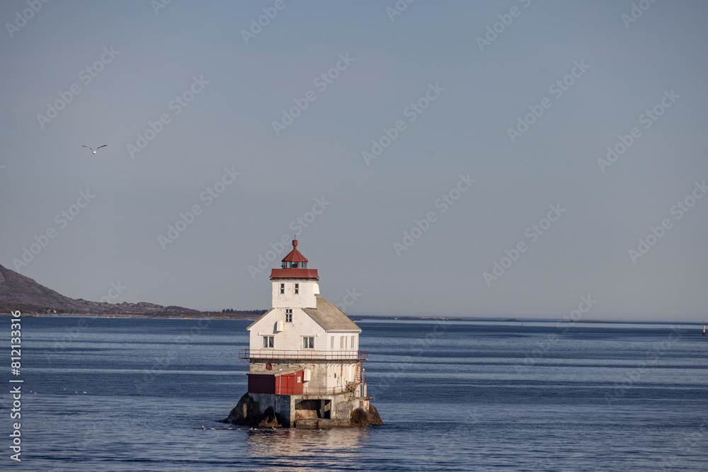 Stabben fyr er et ledfyr som ligger på en holme ved innseilingen til ...