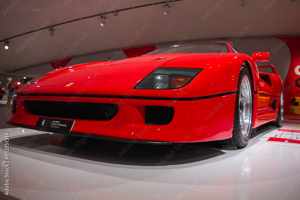 Foto de Modena, Italy - August 27, 2023 Front view of Ferrari F40 ...