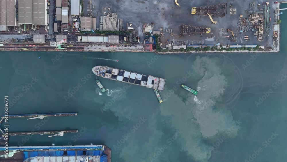 Vidéo Stock Tugboat dragging cargo ship leaving shipyard after repairs ...