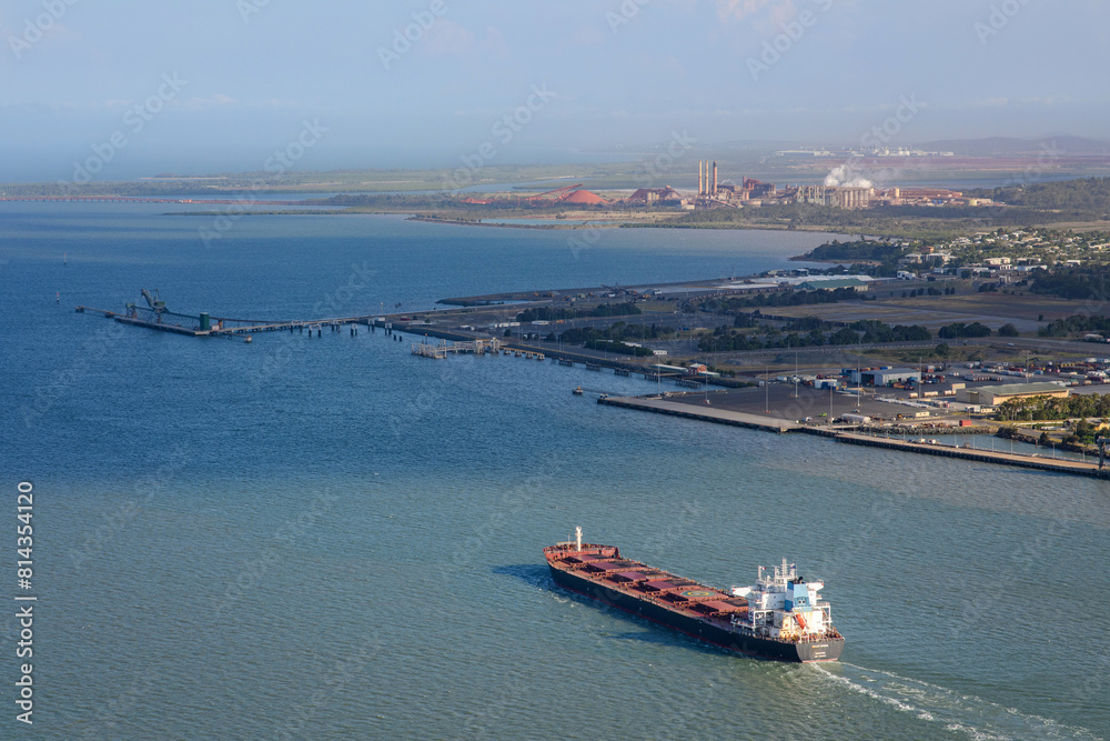 Foto de coal ship leaving the coal terminal wharf in gladstone ...