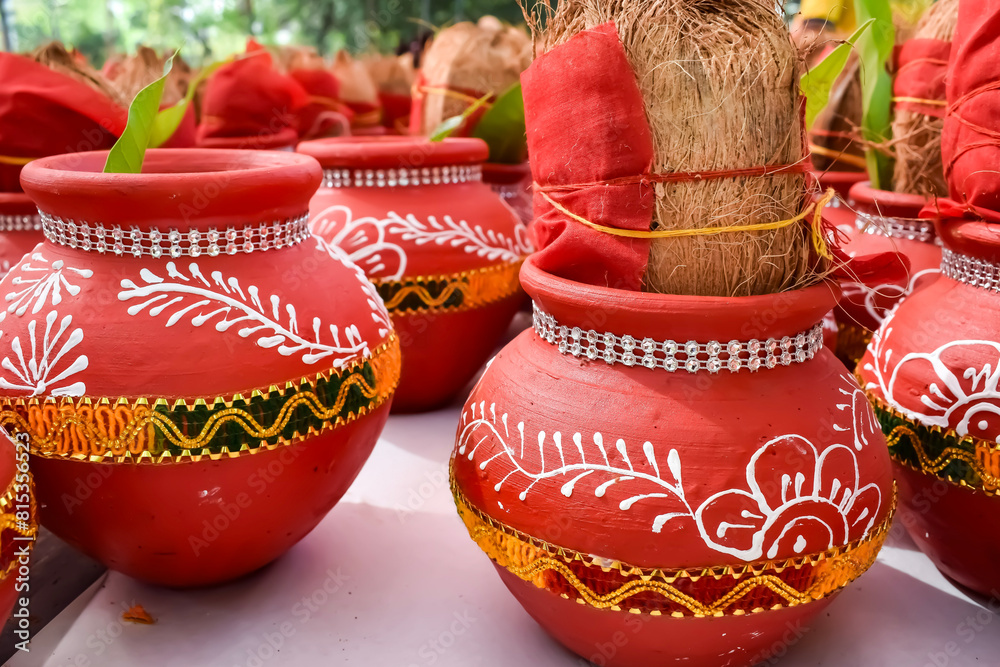 Foto de Kalash with coconut and mango leaf with floral decoration ...