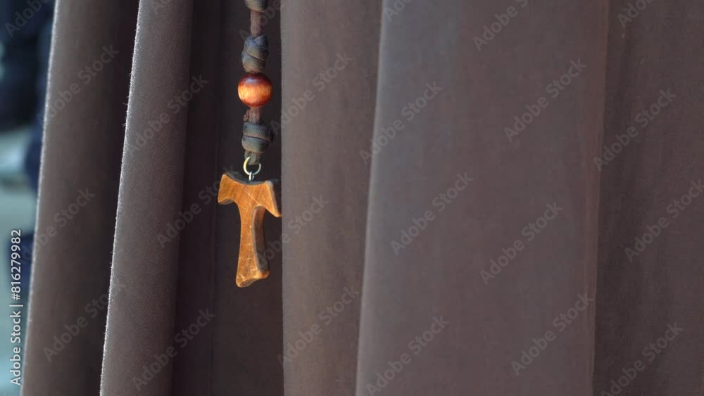 Cruz franciscana Tao de madera colgando del habito de un fraile ...