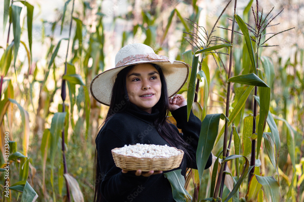 La cosecha del esfuerzo,una campesina bonita orgullosa muestra el fruto ...