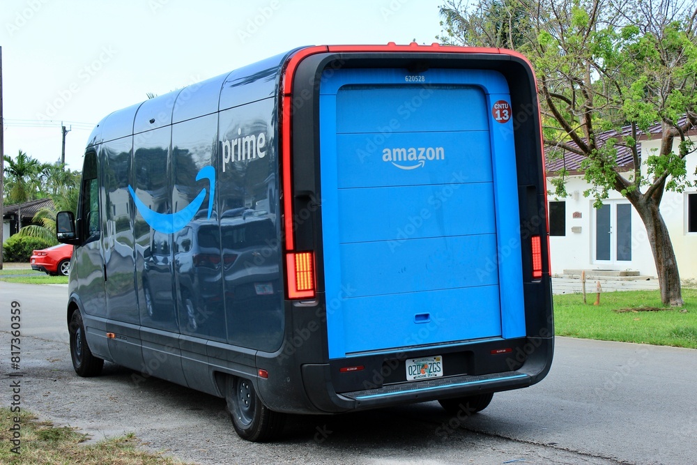 Amazon electric delivery van manufactured by Rivian, delivers packages ...