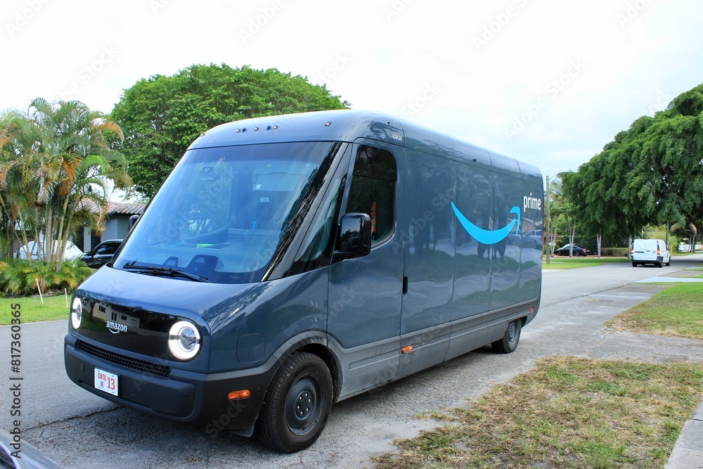Amazon electric delivery van manufactured by Rivian, delivers packages ...