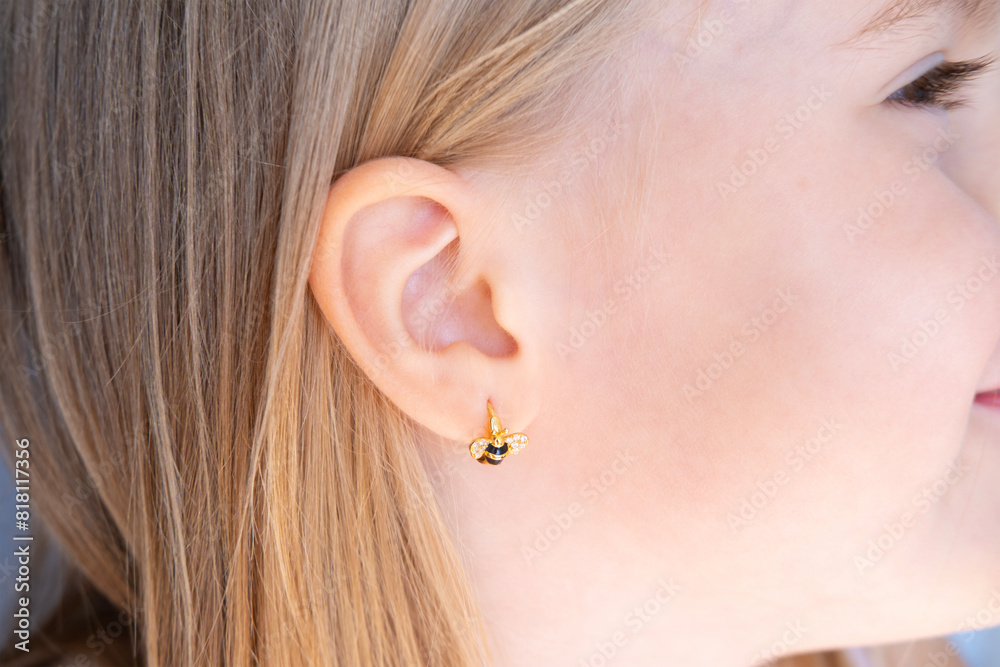 part face of Child, painful ear, ear infection, Acute Otitis, Hearing ...