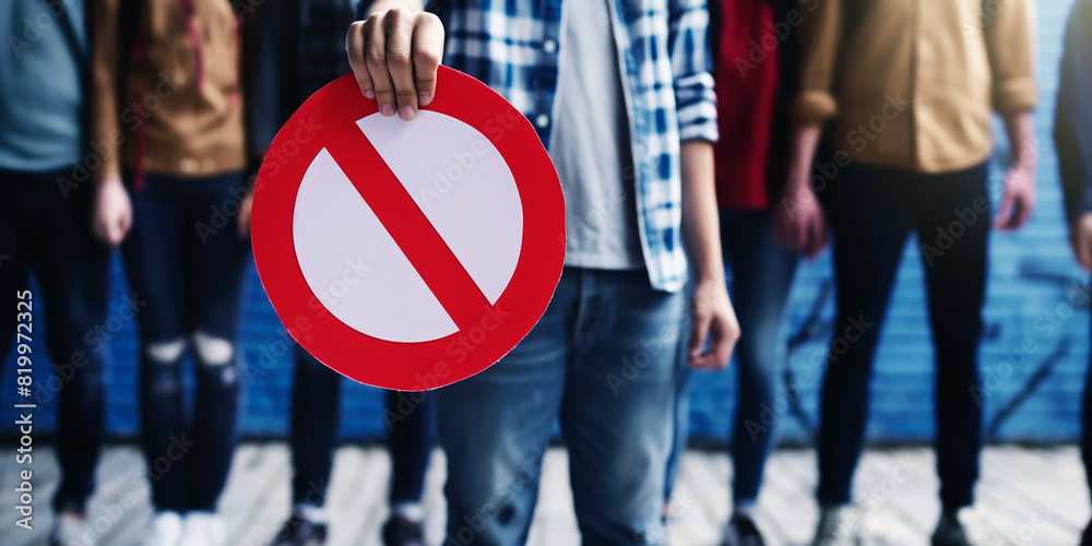 Foto Stock A teenager holding stop sign in anti-bullying campaign ...