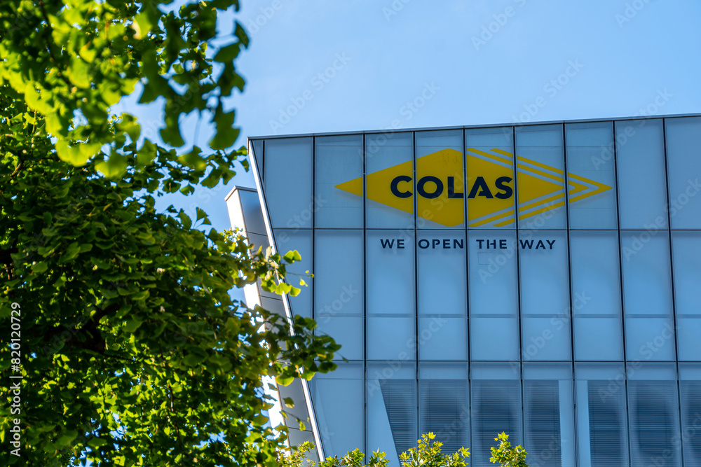 Paris, France - 18 mai 2024: Enseigne et logo sur le siège social de ...