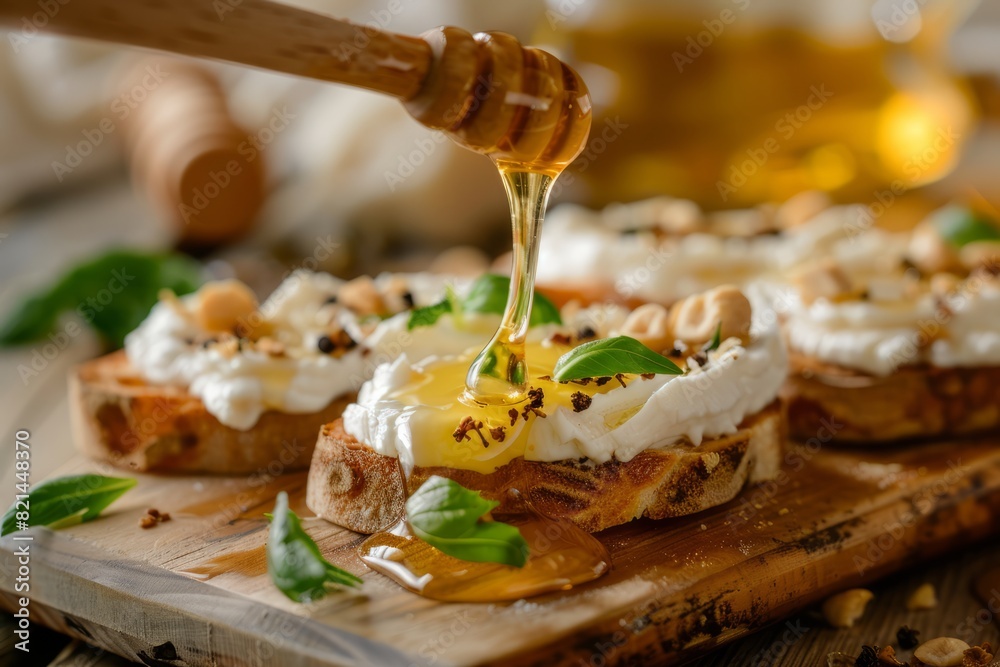 Verter la miel sobre tostadas de queso de cabra, con gotero de madera ...