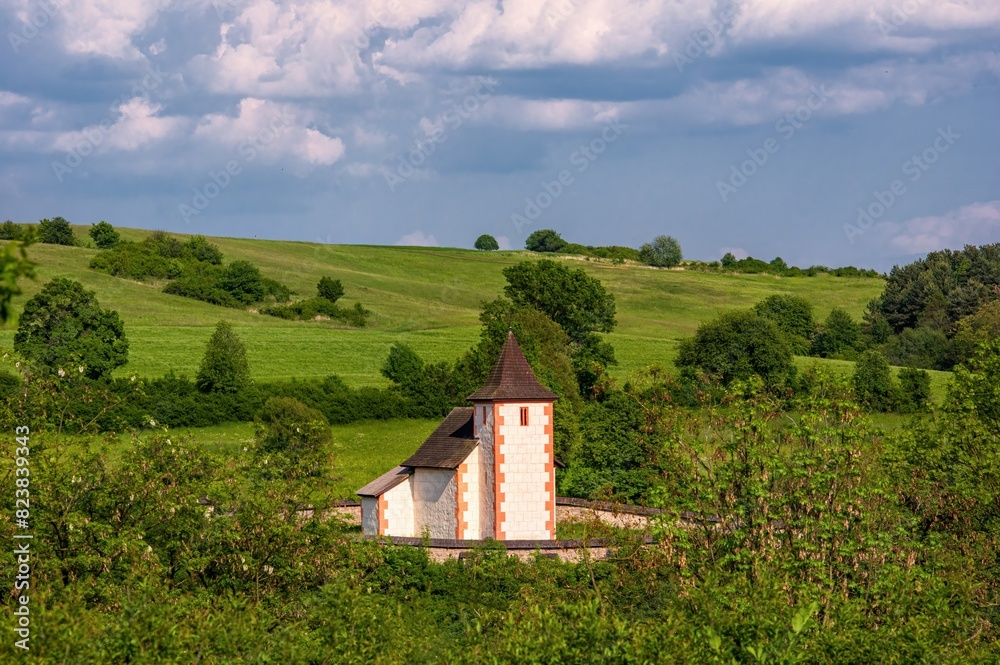 Foto de Beautiful green meadows with trees and a historic building ...