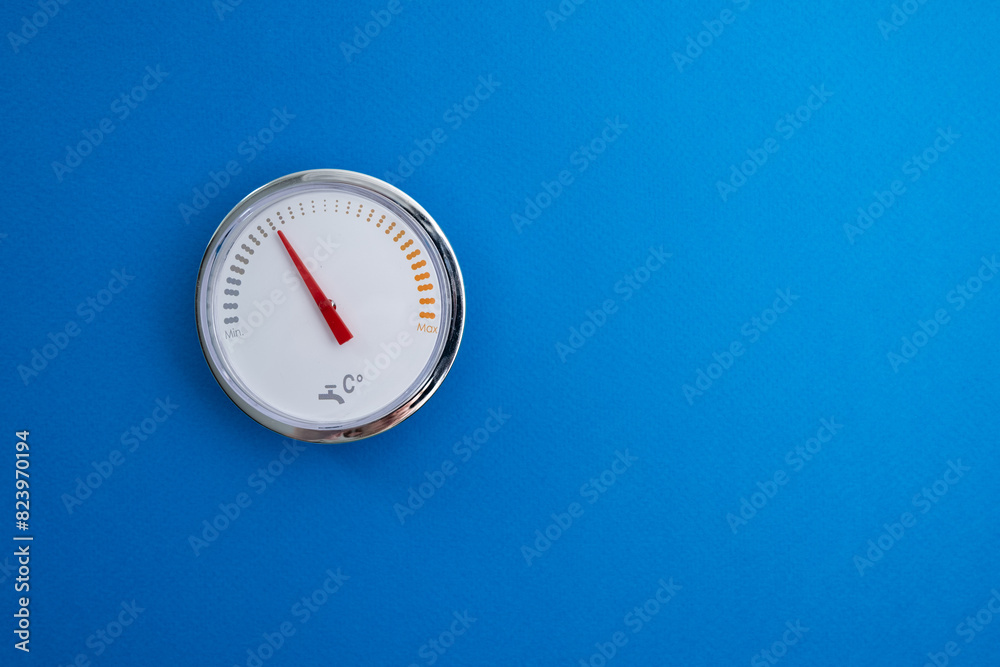 All temperature sensors indicate the temperature of the hot water pipe ...