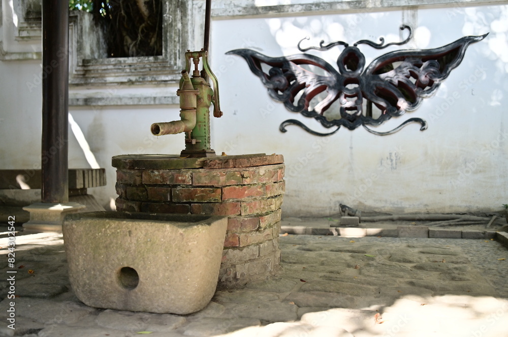 Foto de Taiwan - Jan 19, 2024: The traditional Minnan hand water pump ...