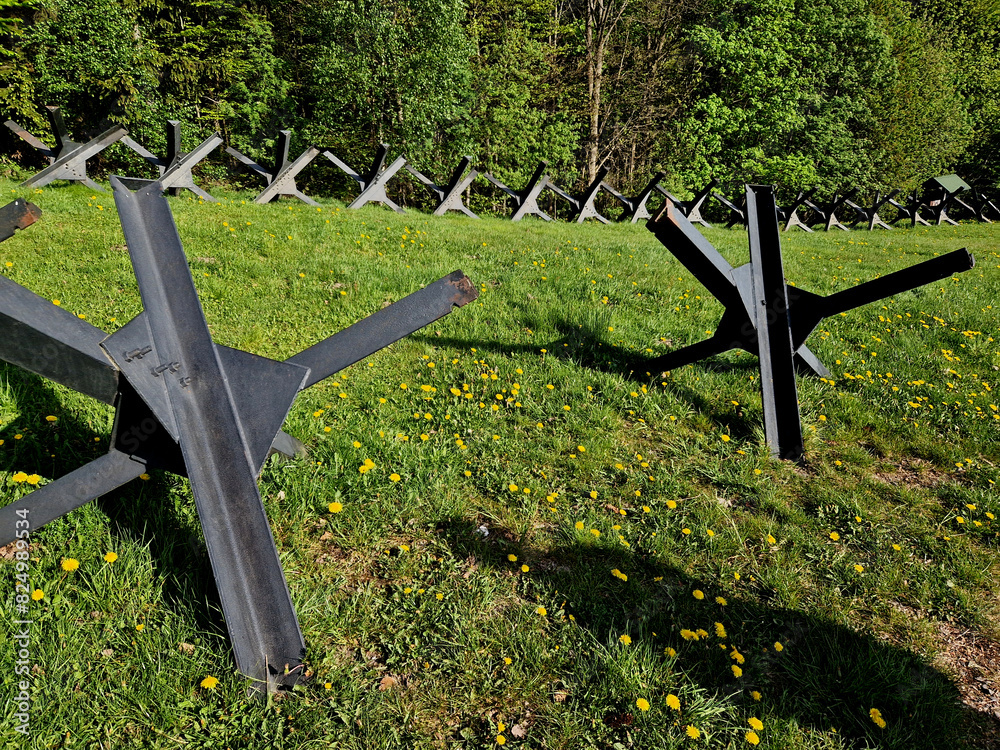 Foto de gun position behind wire barriers in trench. anti-tank measures ...