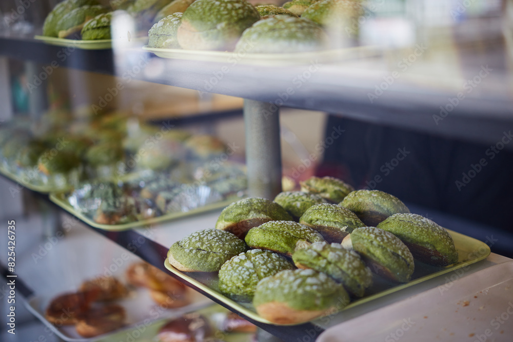Foto de Matcha Green Tea Bread On Display In a Shop Window In Uji ...