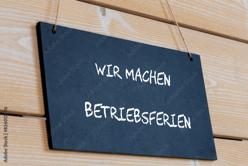 Symbolbild Betriebsferien: Schild an einer Holztafel mit der Aufschrift ...