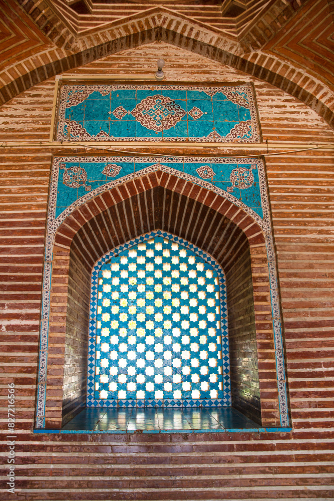 Beautiful oriental window in Shah Jahan Mosque in Thatta, Pakistan ...