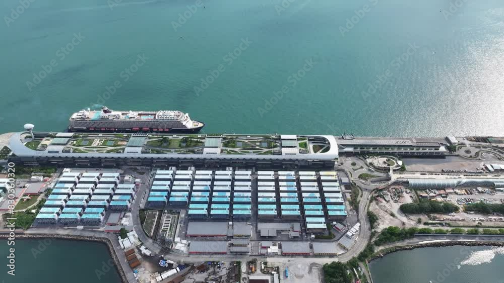 Video „Luxury cruise ship control the position and speed to accurately ...