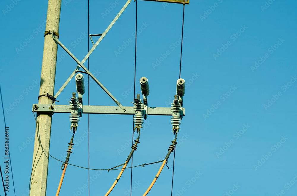 redes de alta tension, cables, calle, cielo, poste linea, cortes de ...
