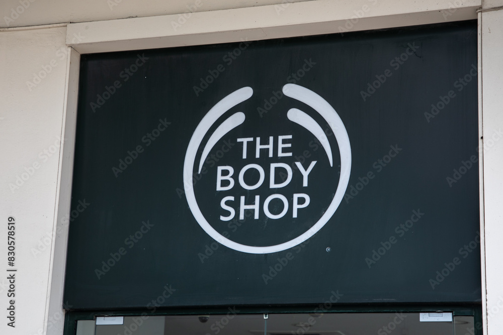 the body shop logo brand and chain text sign front wall entrance ...