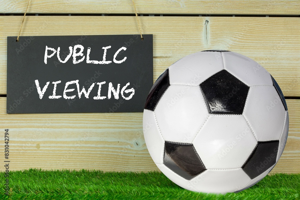 Symbolbild Public Viewing (Fußball): Schild auf einer Holztafel mit der ...