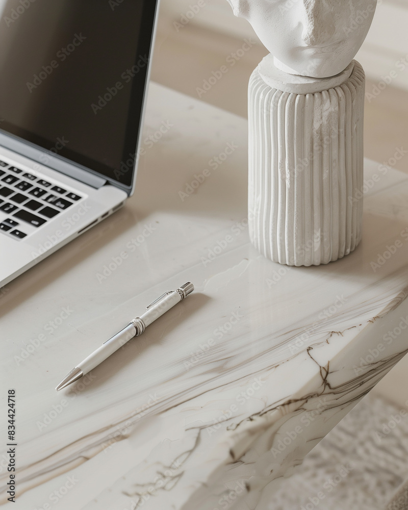현대 패션 편집자 사무실 노트북과 펜이 있는 흰색 책상 밝은 은색과 베이지색 황동 대리석 늑골 클로즈업 디테일 그리스 조각 액센트 중성 색상 균형과 대칭