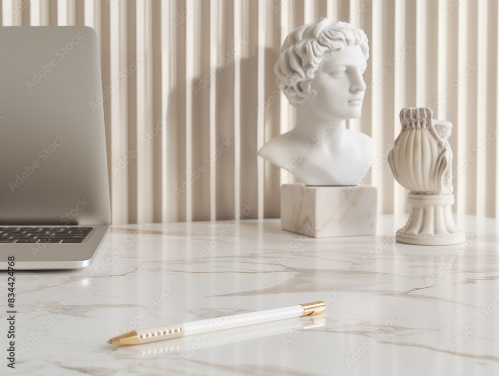 현대 패션 편집자 사무실 노트북과 펜이 있는 흰색 책상 밝은 은색과 베이지색 황동 대리석 늑골 클로즈업 디테일 그리스 조각 액센트 중성 색상 균형과 대칭
