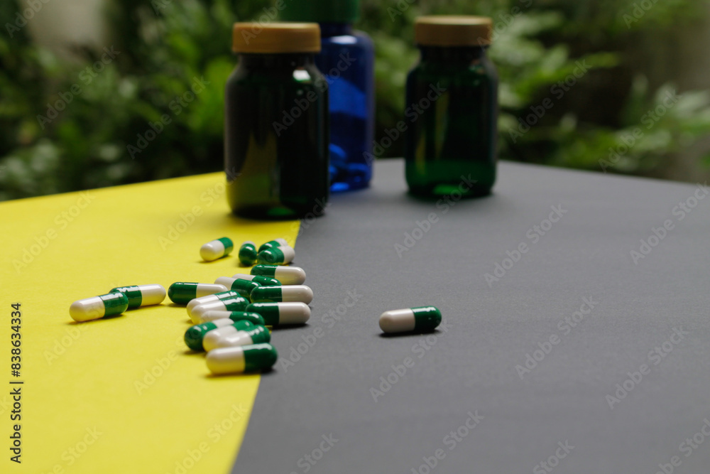 capsulas o fármacos para la salud con un fondo desenfocado de frascos ...