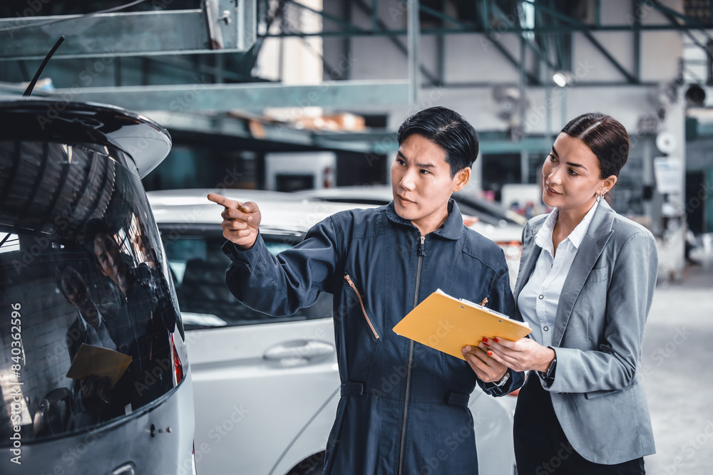 Foto de Mechanic working in a car repair shop is estimating the damage ...