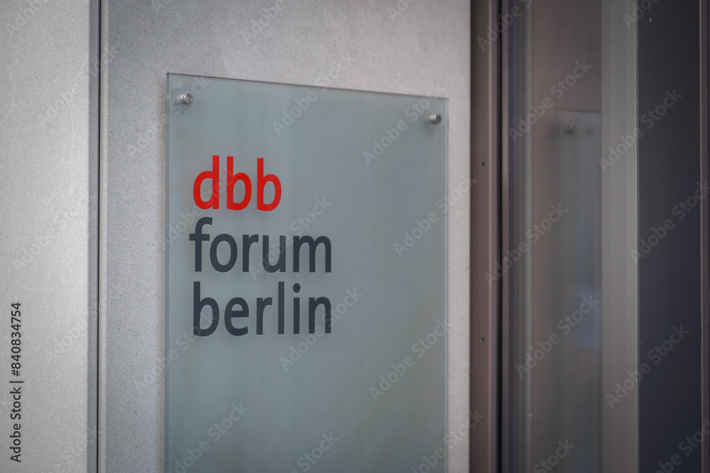 Das Schild des DBB Forum Berlin. Der DBB ist der Deutsche Beamtenbund ...