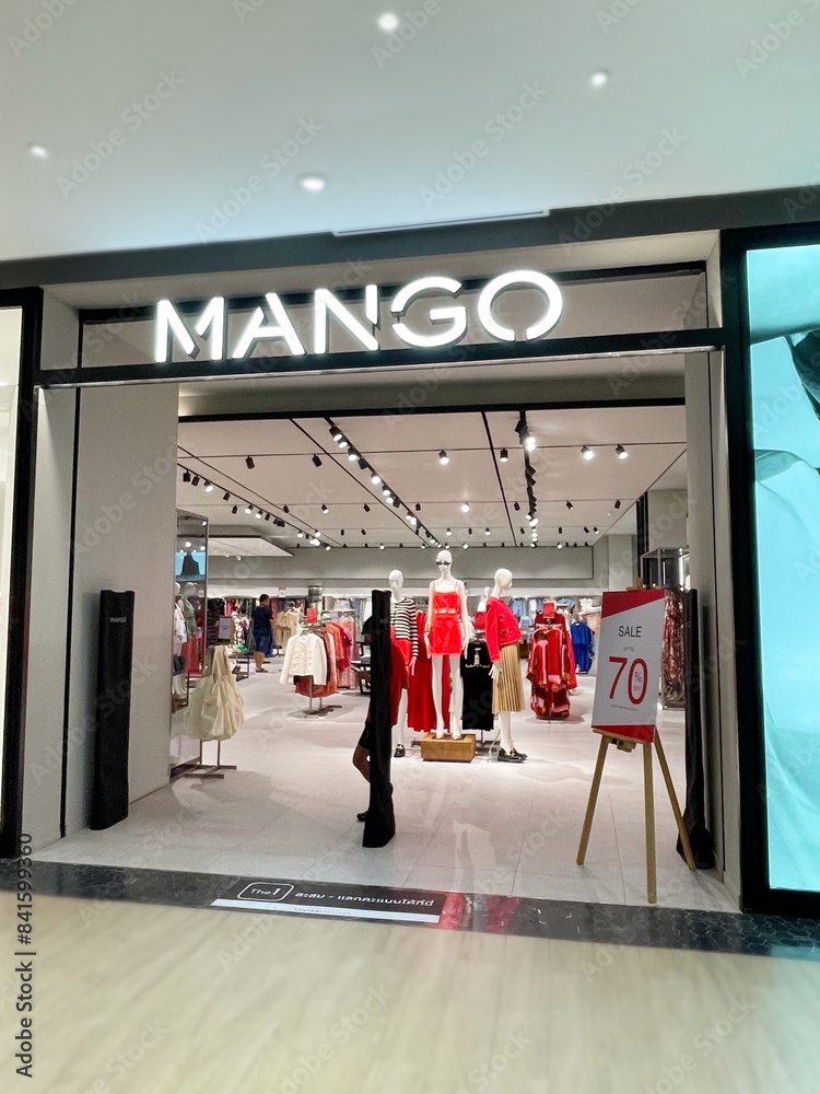 Foto de Mango brand store in a shopping mall. Sign Mango above entrance ...