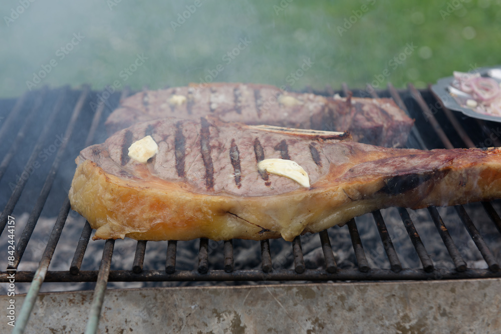 Entrecôte grillée au barbecue avec beurre, sur le grille, grillade ...