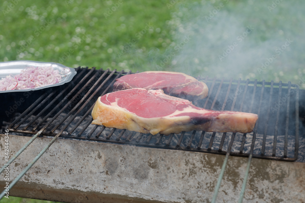 Entrecôte grillée au barbecue, sur le grille, grillade viande rouge ...