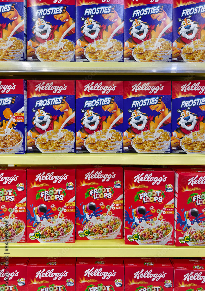 Kellogg's Cereal boxes on supermarket shelf featuring Frosties and Froot Loops Stock Photo ...