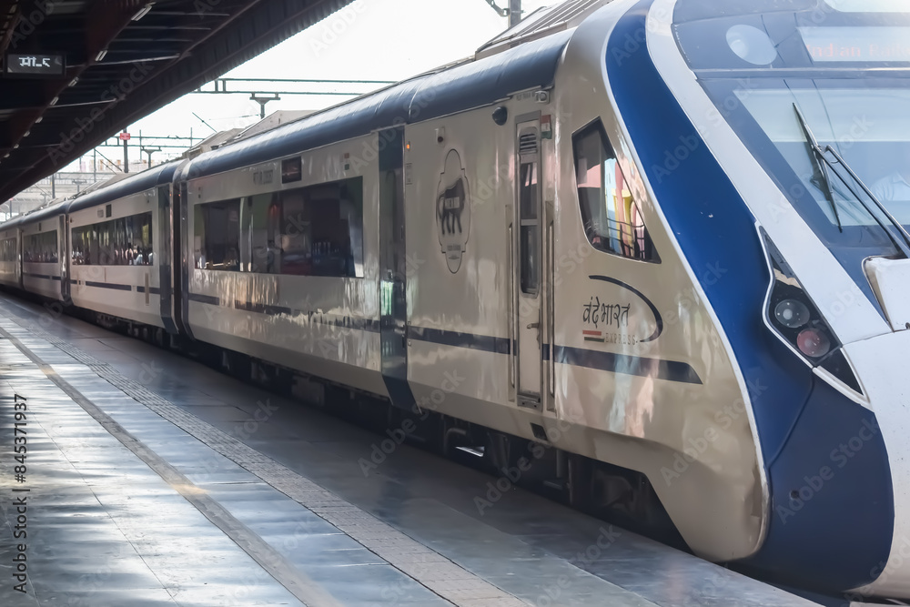 Foto de Delhi, India, June 09 2024 - Vande Bharat Express train going ...