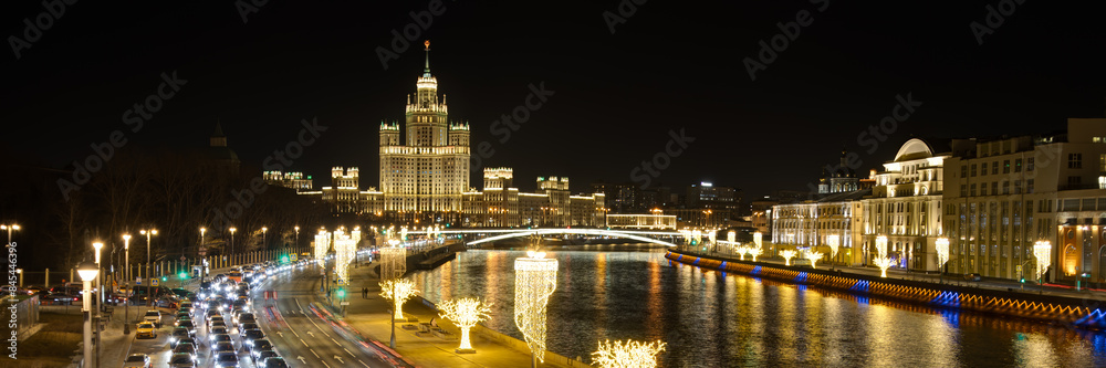 Foto de Moscow, Russia. Night view of the Moscow River and a high-rise ...