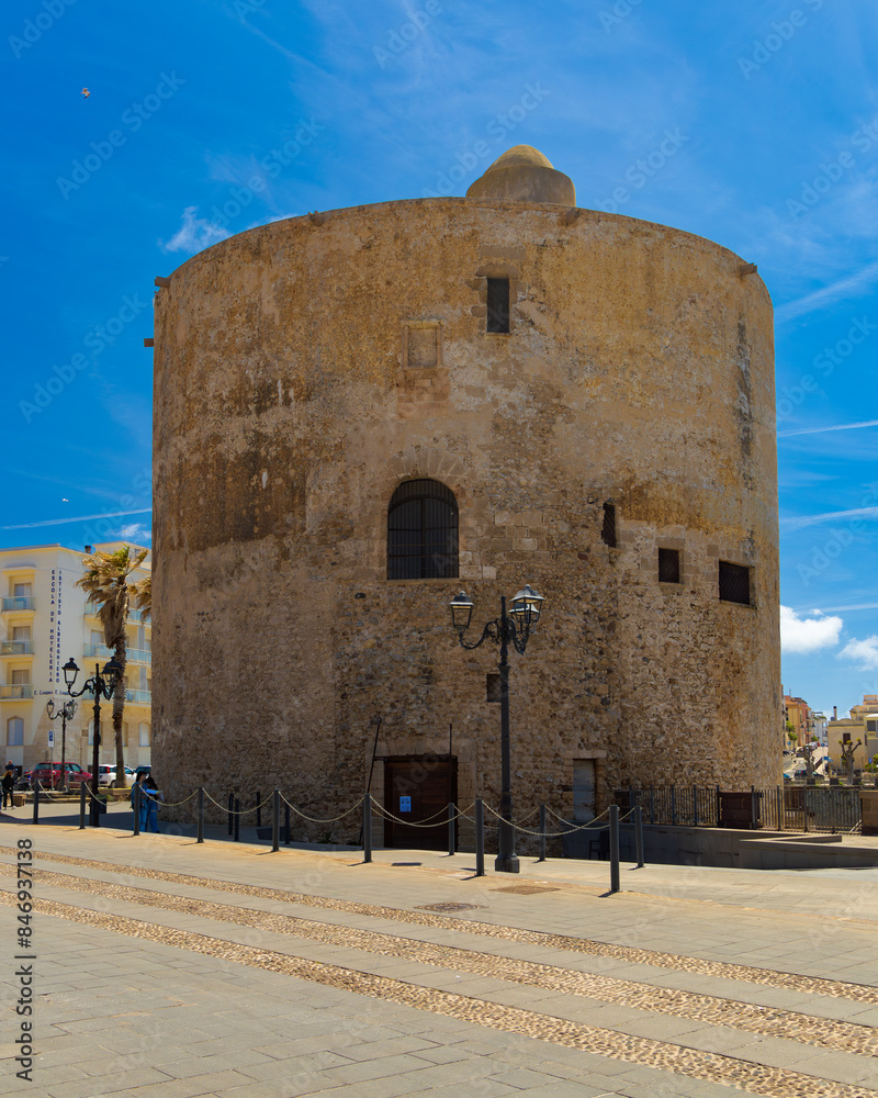 Foto de Torre circular de las murallas de Alghero en Cerdeña, Italia ...