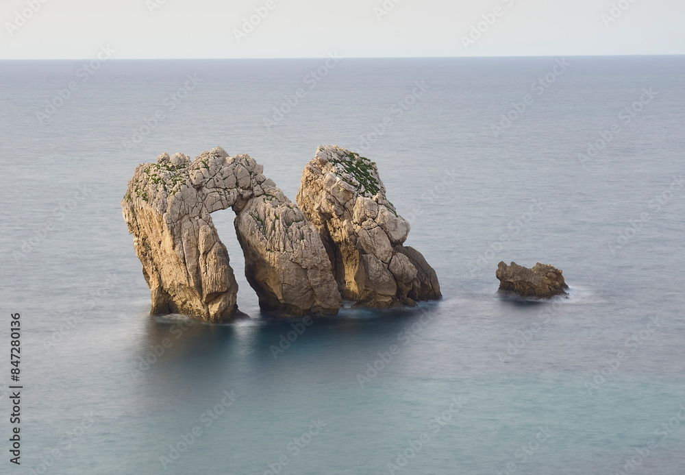 Hermoso paisaje aéreo al atardecer del mar Cantábrico y la formación ...